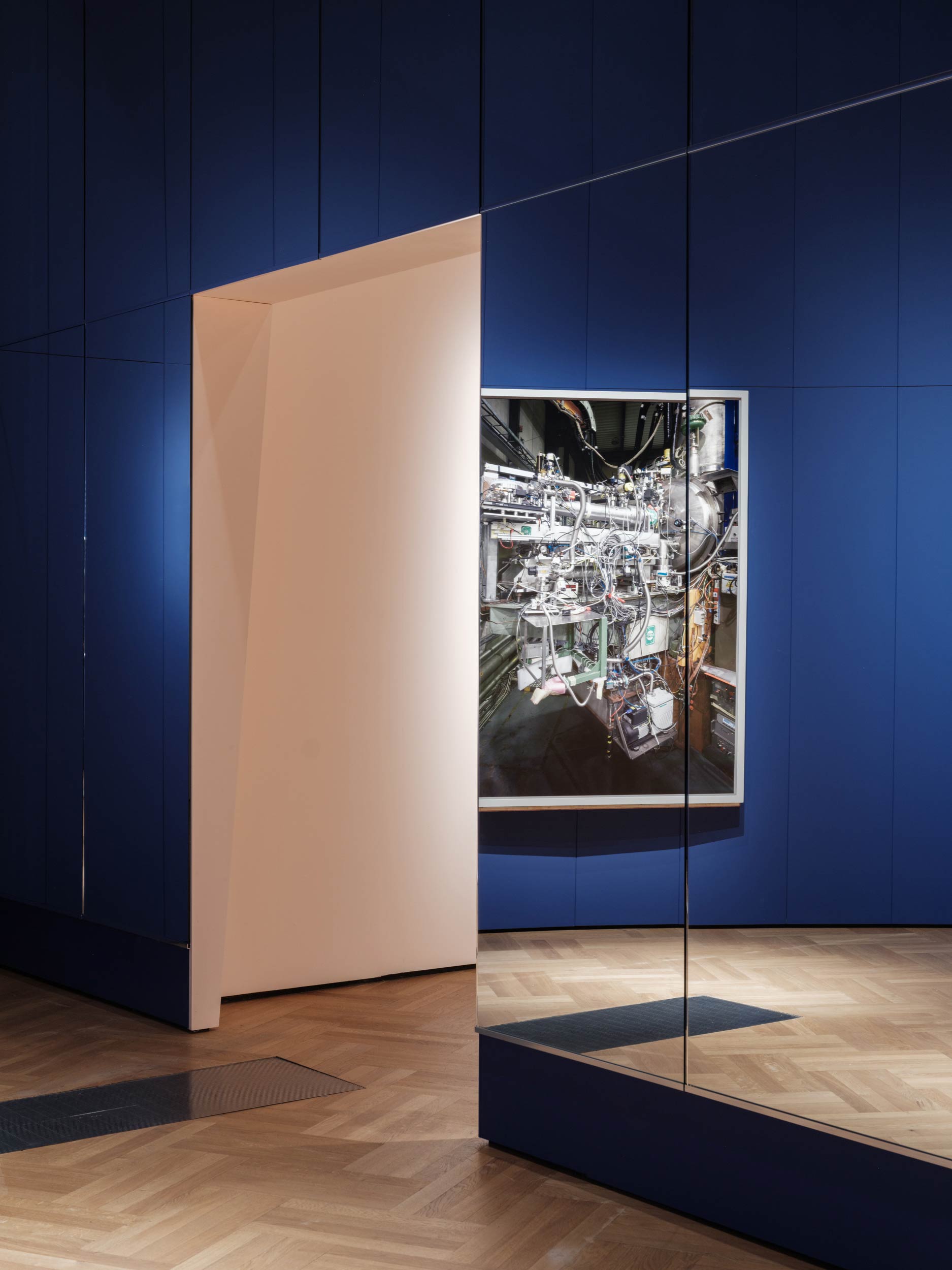 V&A Fragile Beauty - EBBA : EBBA